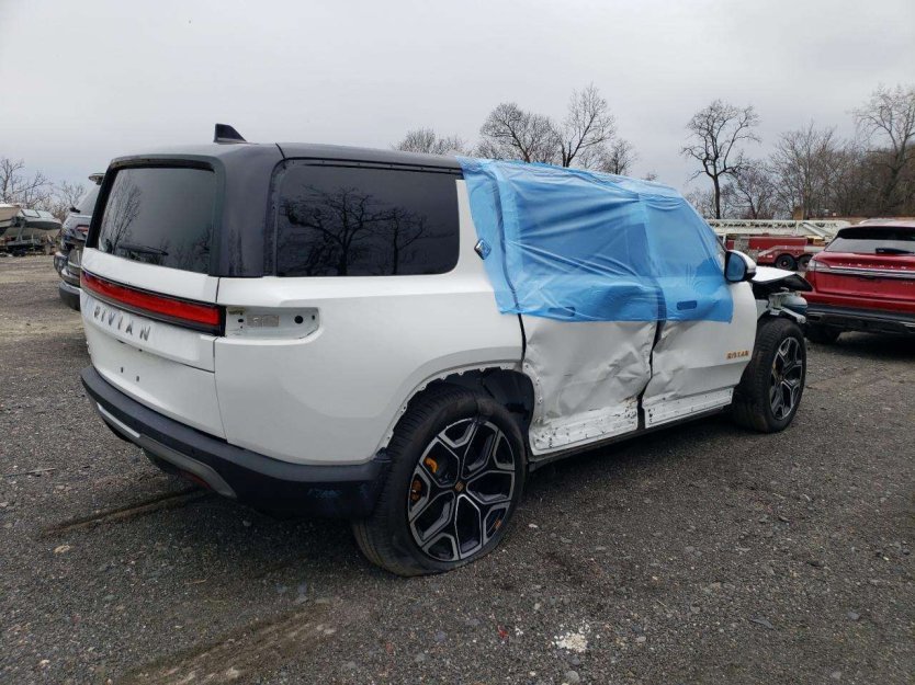 Salvage Title 2022 Rivian R1s Launch Edition For Sale.
